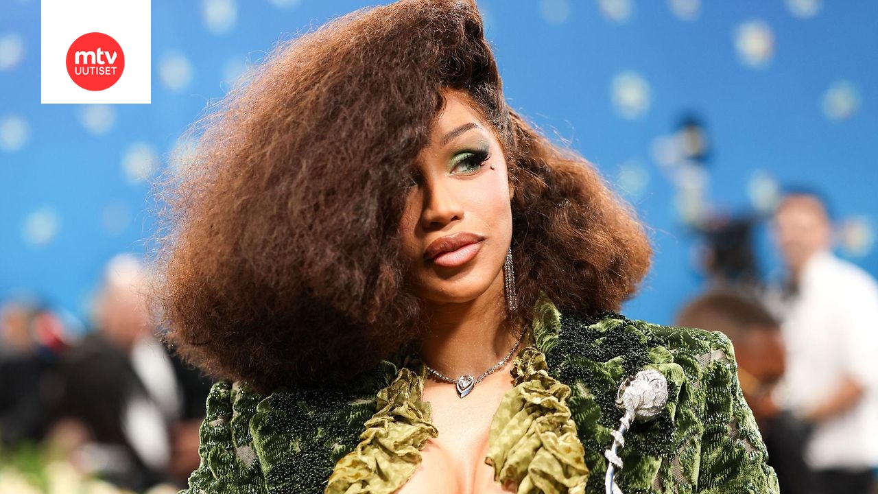 Cardi B hempeilee NFL-tähden kanssa | MTV Uutiset