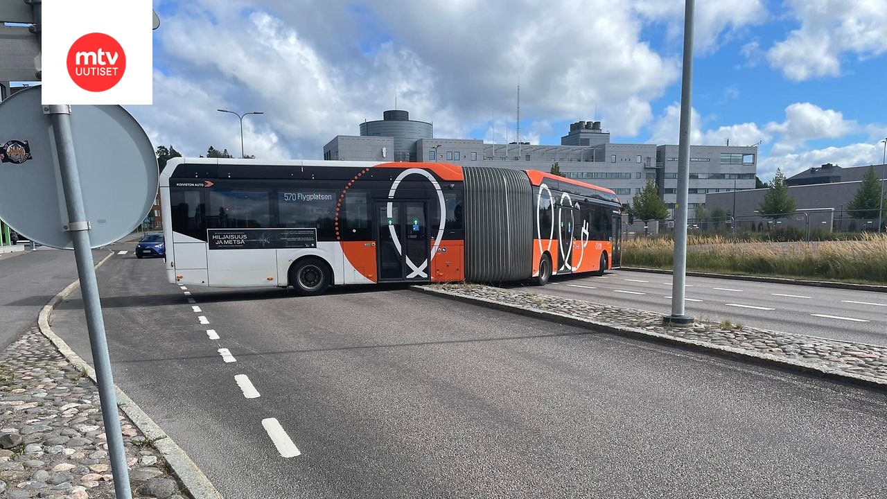 Linja-auto jäi jumiin keskijakajalle Vantaalla | MTV Uutiset