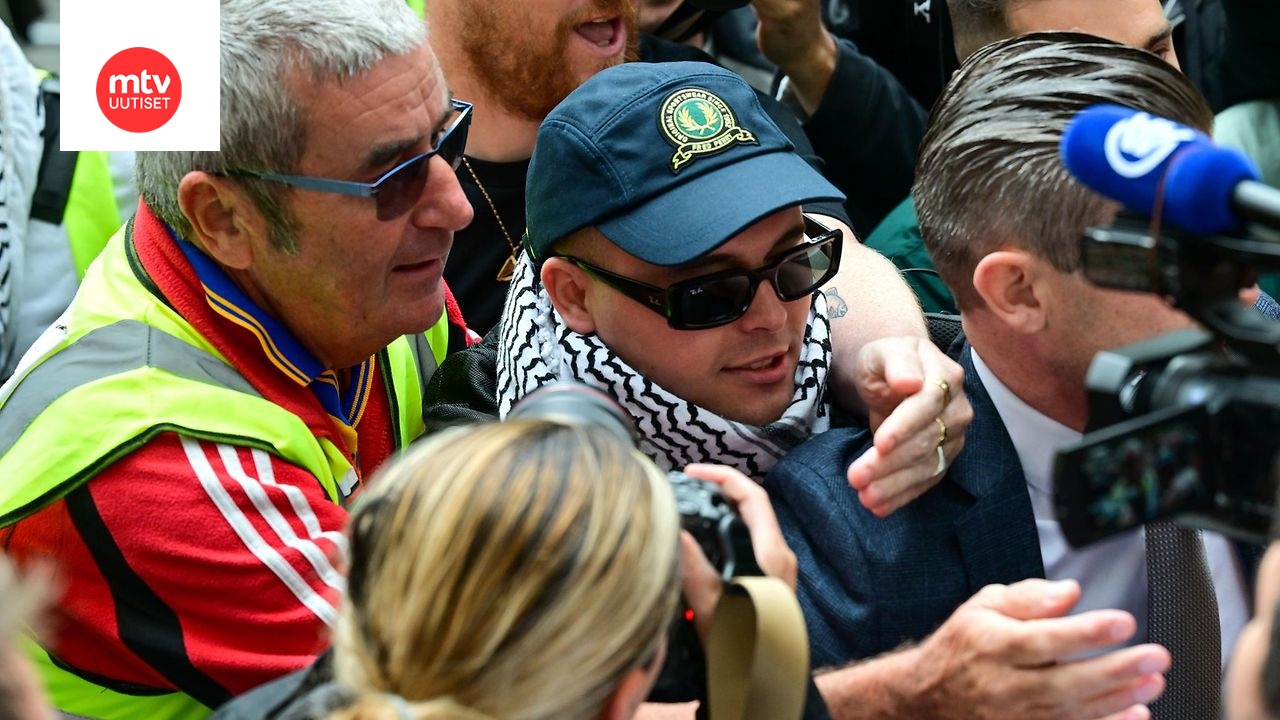 Flow'ssa esiintyneen Kneecap-yhtyeen Mo Charan oikeudenkäynti jatkuu ...