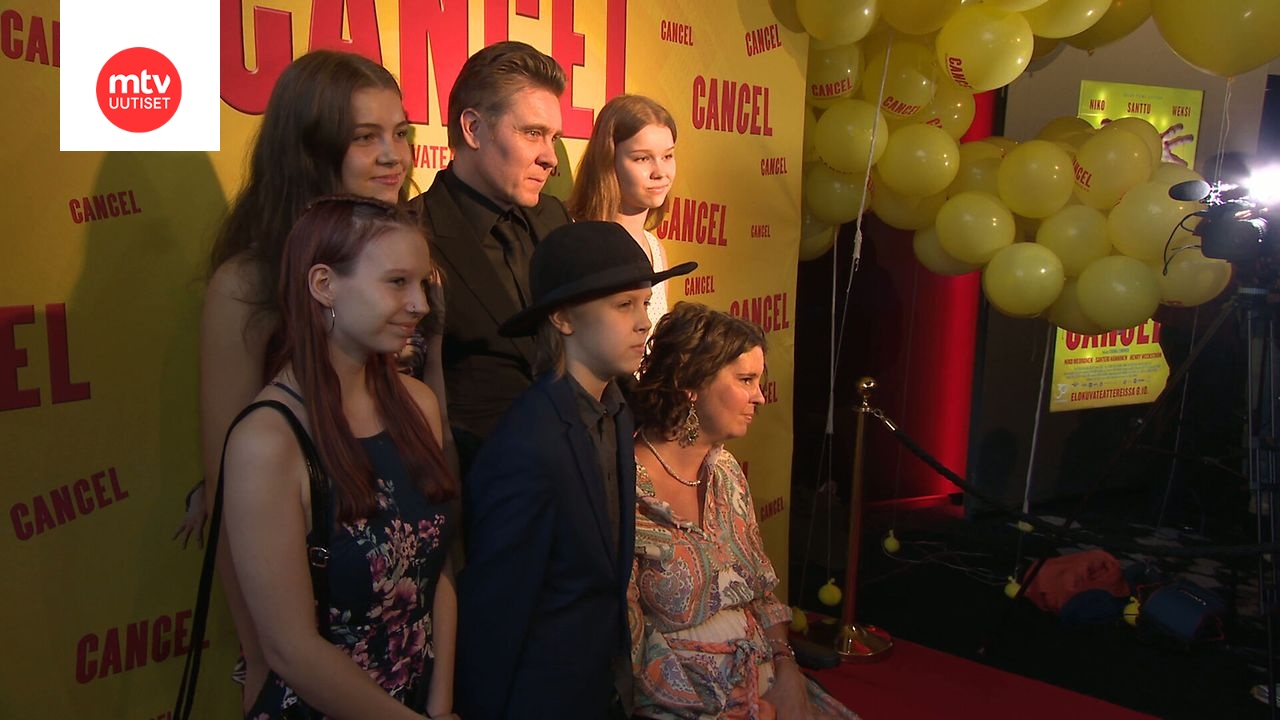 Olga Temonen saapui elokuvan ensi-iltaan perheensä kanssa | MTV Uutiset